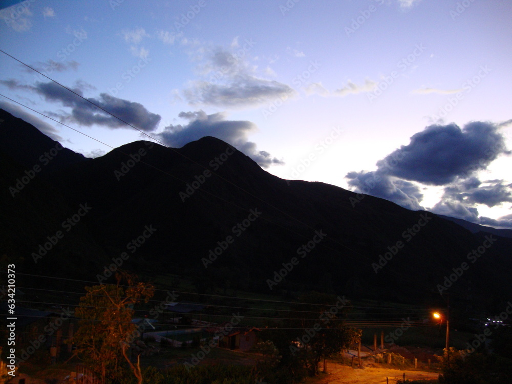 Imagen de un amanecer en La hechicera rodeado de nubes y montañas ...