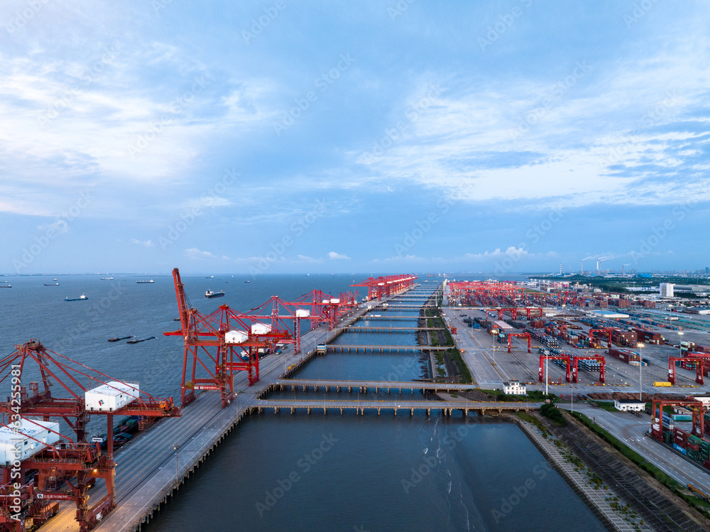 Foto de Aerial top view of Container ship loading and unloading, Cargo ...