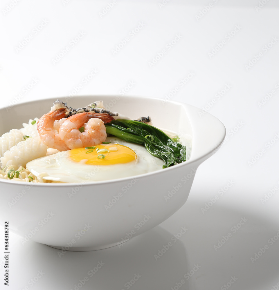 cook Japanese instant noodle mee soup with seafood fish, prawn, octopus ...