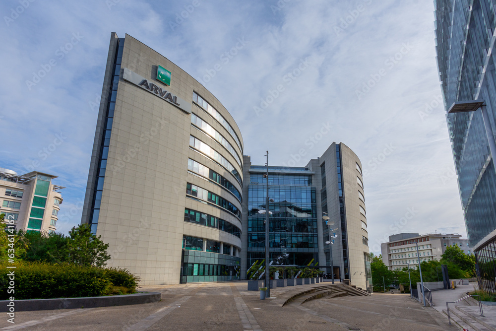 Rueil-Malmaison, France - 13 août 2023: Vue extérieure de l'immeuble ...