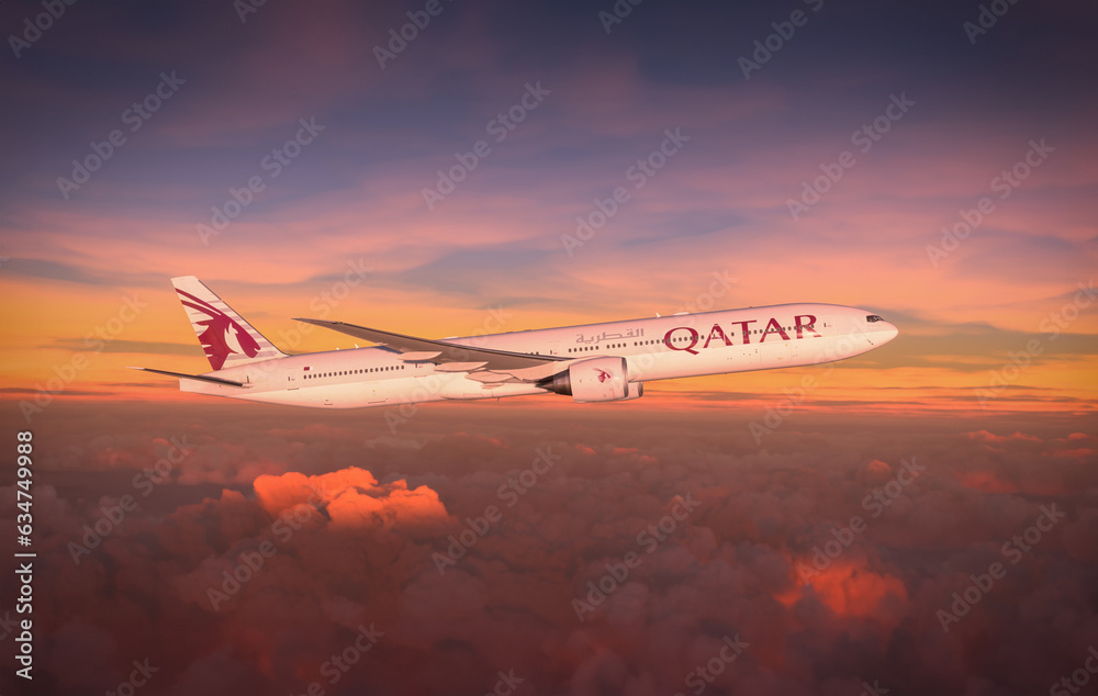 Foto de Boeing 777 Qatar Airways flying over the amazing sunset, 14 Aug ...