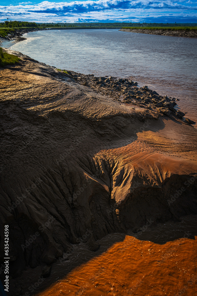 Foto de Red mud in the Petitcodiac River at Bore Park Riverfront Walk ...