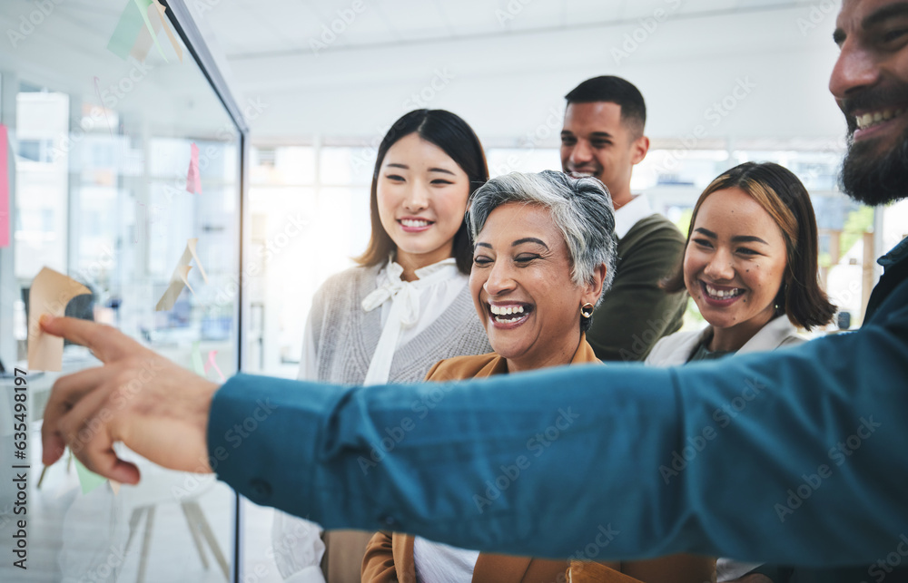 Foto de Happy, writing and staff at glass board for creative marketing ...