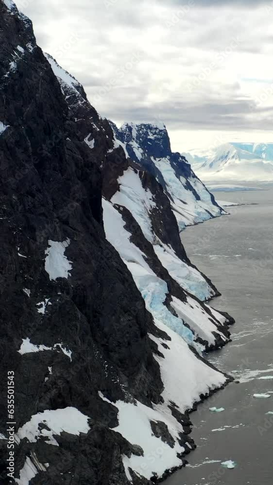 Vidéo Stock Vertical footage Antarctica with snowy mountains, ice, and ...