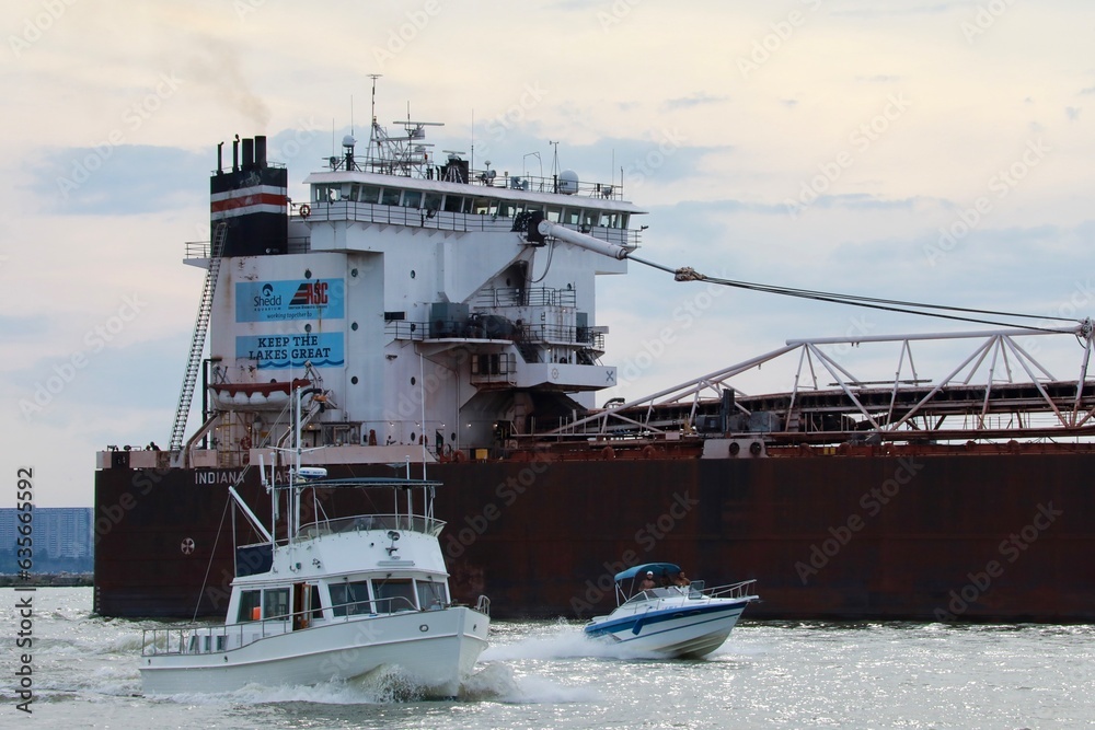 Foto de Built in 1979, the nautical vessel M/V Indiana Harbor is a ...