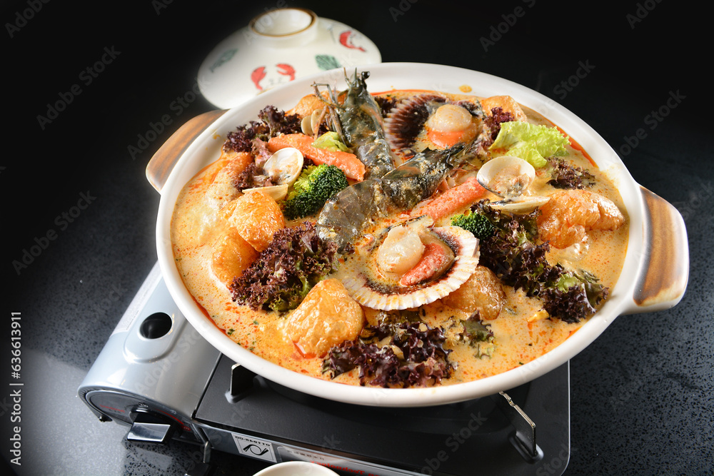 Foto de spicy mala laksa curry hot clay pot with seafood prawn, scallop ...