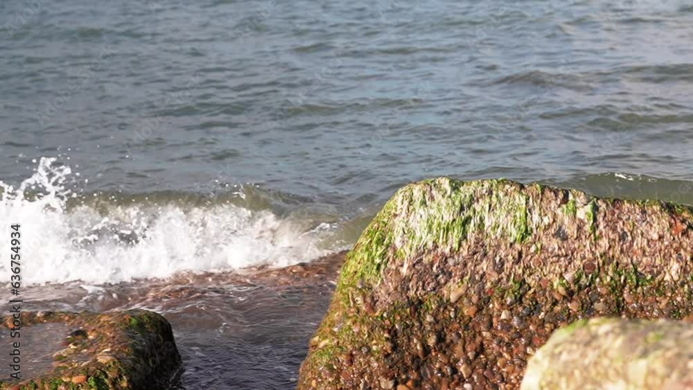 Vidéo Stock the waves beating against the stone, the pebbles are washed ...