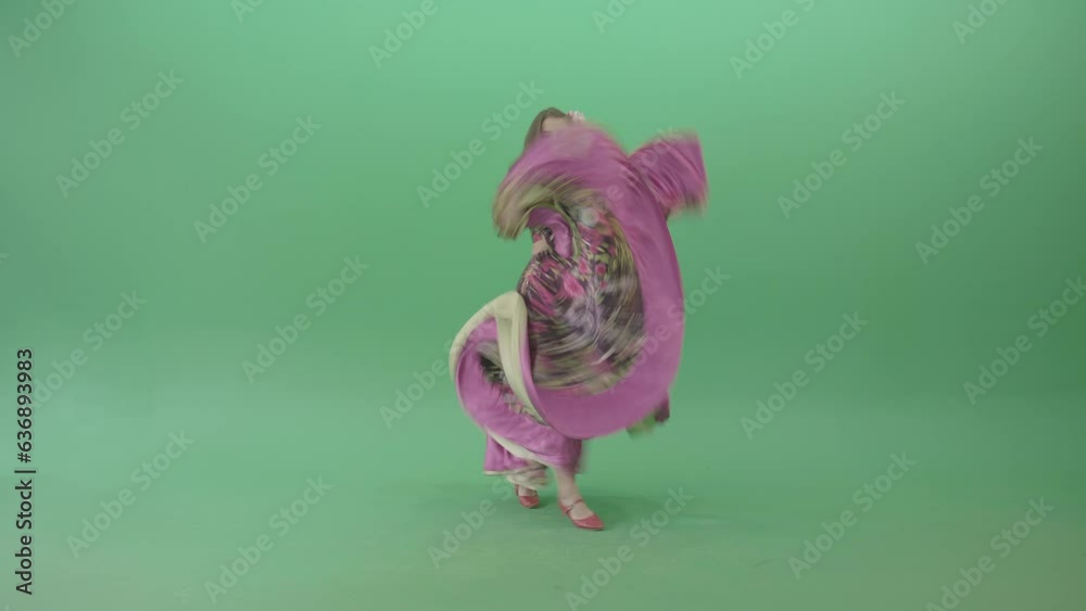 Vidéo Stock Lovely Tzigane romana gypsy women waving pink dress dancing ...