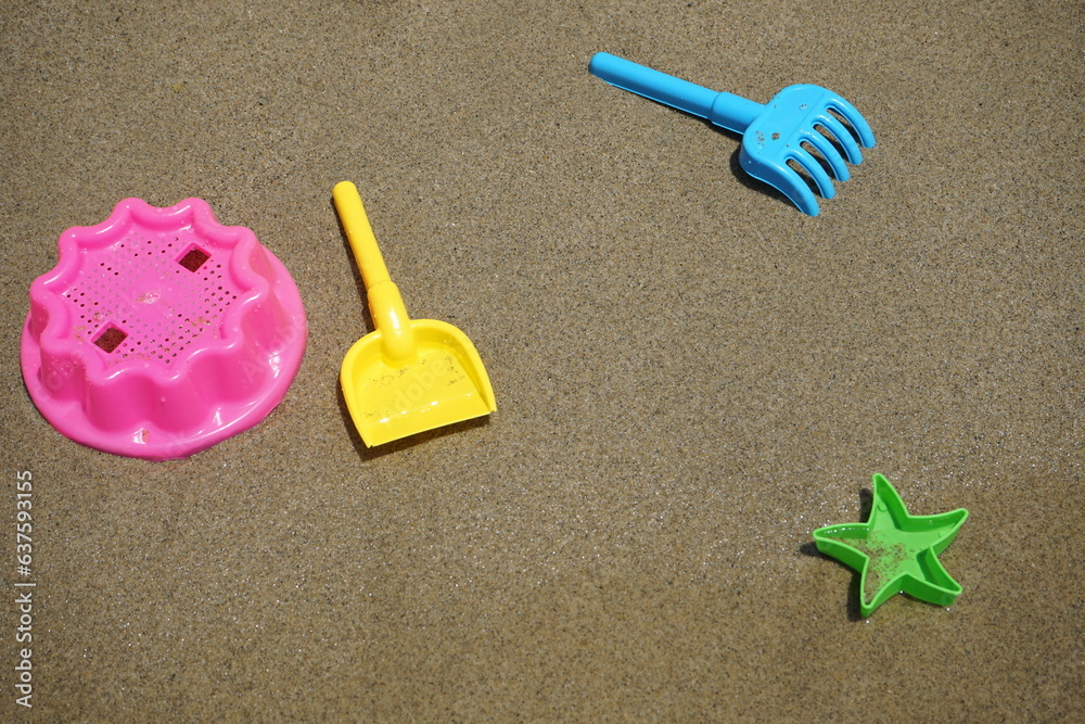 Bunte Förmchen, Schippe und Rechnen in Gelb, Grün, Blau und Rosa im ...