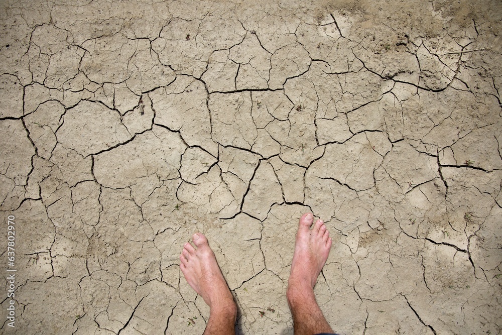 Sécheresse sol craquelé fissures terre pieds nus Stock Photo | Adobe Stock