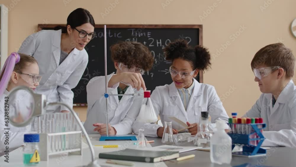 Vidéo Stock Group of diverse preteen schoolkids and their female ... Vidéo Stock Group of diverse preteen schoolkids and their female ...