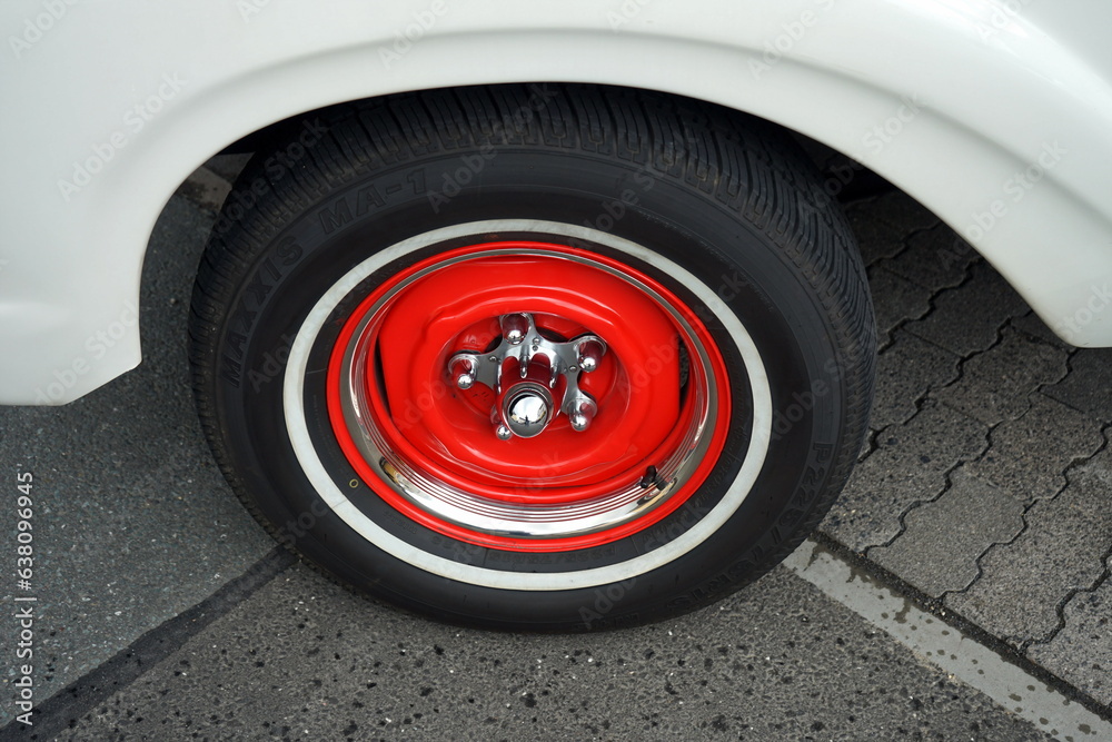 Rote Stahlfelge mit Maxxis Reifen eines Ford F 100 Pick-up mit ...