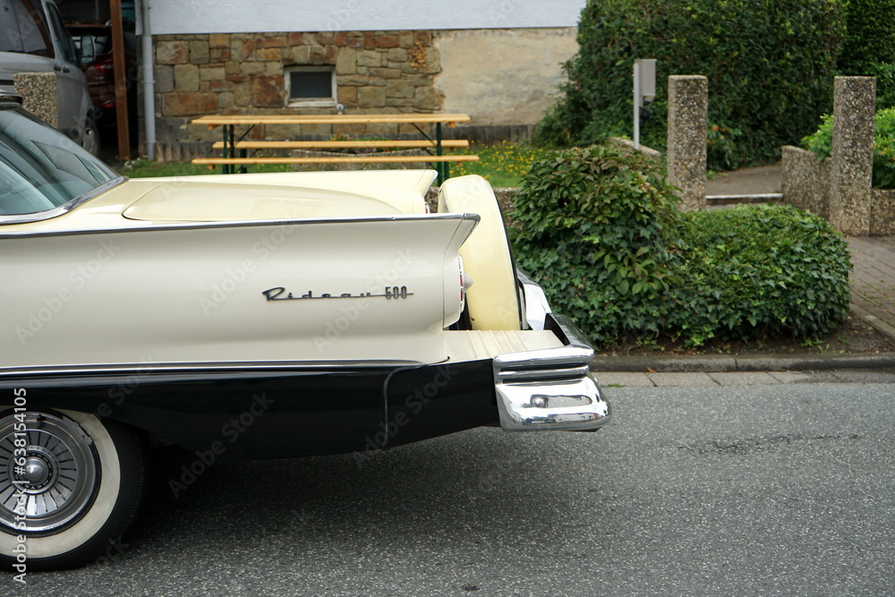 Ford Meteor Rideau 500 der Fünfzigerjahre mit Heckflosse und Reserverad ...