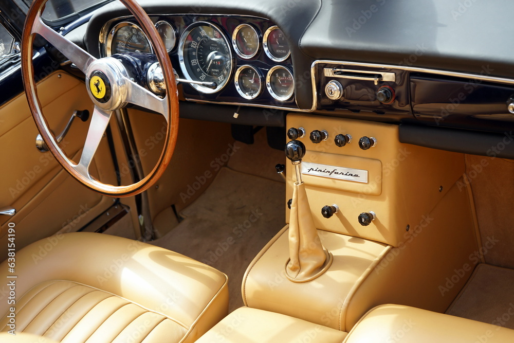 Foto de Armaturenbrett mit Luxus und Leder des Ferrari 250 GT Cabriolet ...