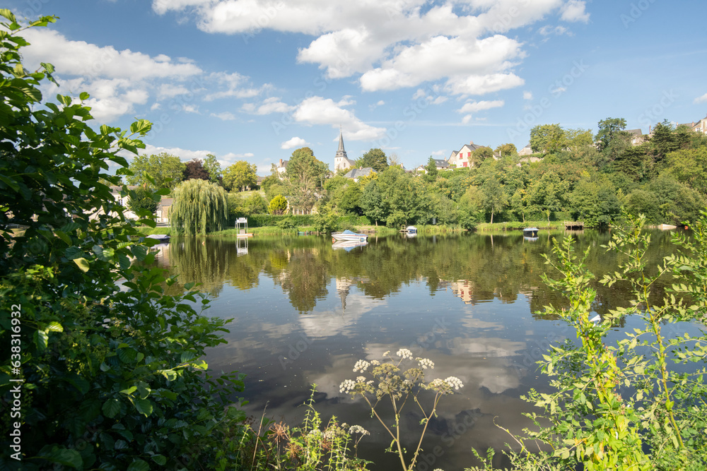 Le village de Daon sur les bords de la riviere Mayenne en region Pays ...