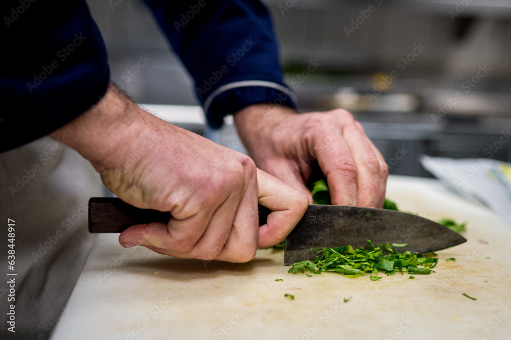 préparation des légumes dans un restaurant taillage et épluchage Stock ...