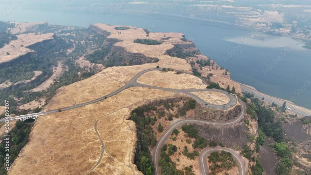The Rowena Crest Viewpoint looks down on the scenic Columbia River ...