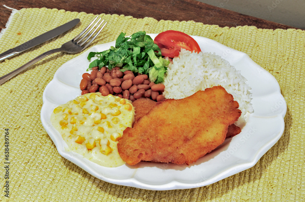 Prato executivo com arroz ,feijão, creme de milho , frango empanado e ...