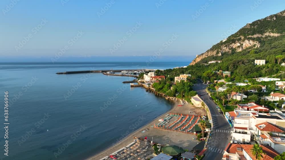 La spiaggia e il porto turistico di San Felice Circeo, Lazio, Italia ...