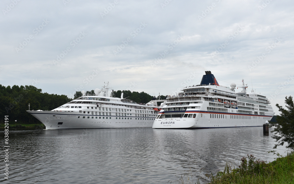 Kreuzfahrtschiffe begegnen sich im Nord-Ostsee-Kanal Stock Photo | Adobe Stock