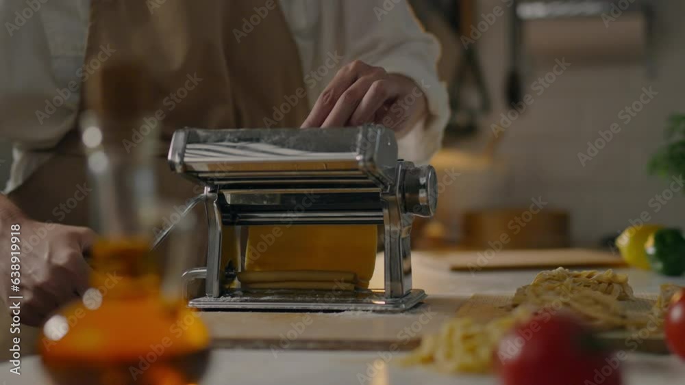 Spaghetti with their own hands a professional chef prepares Rolls out ...
