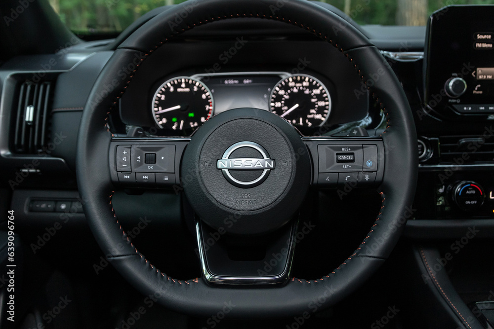 Foto de Novosibirsk, Russia - August 23 , 2023: white Nissan Pathfinder ...