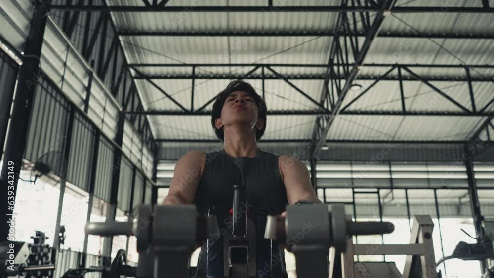 Vidéo Stock Man Bodybuilder Pulls Weight Machine at Gym Workout ...