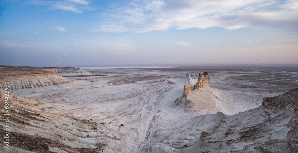 Foto de Panorama of hills and ridges with limestone and chalk slopes in ...