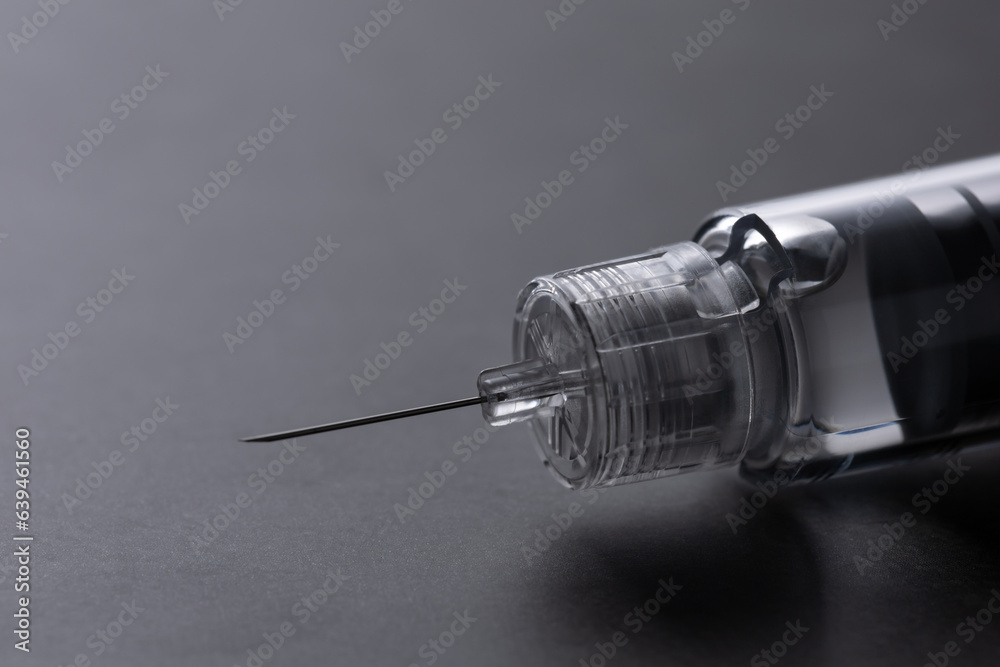 Foto de insulin pen needle, threaded to attach securely and safely to ...