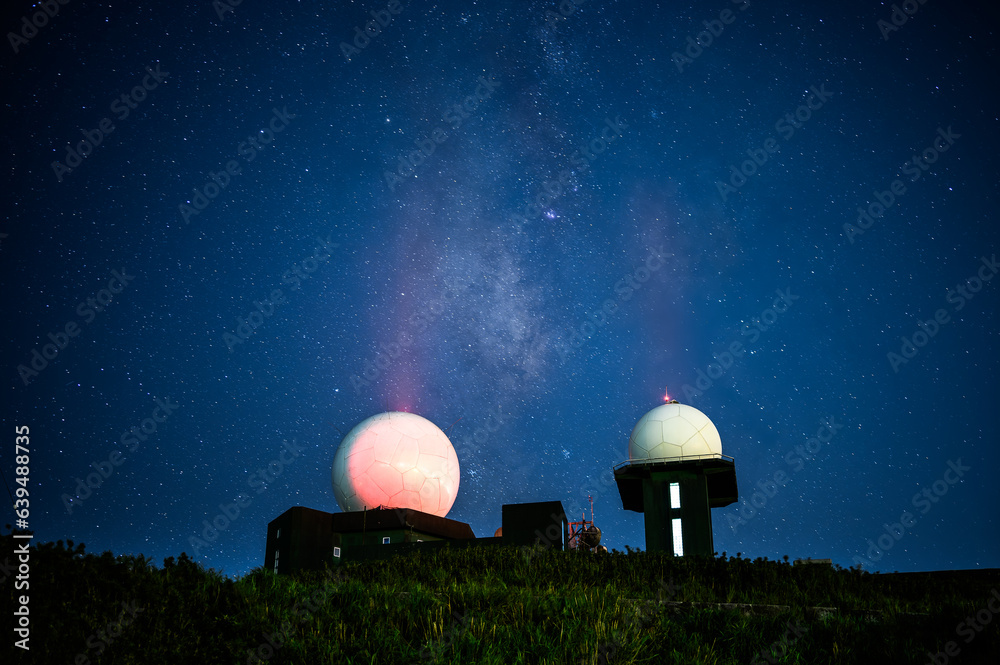 Milky Way: Watch the night view of the starry sky. The radome glows red ...