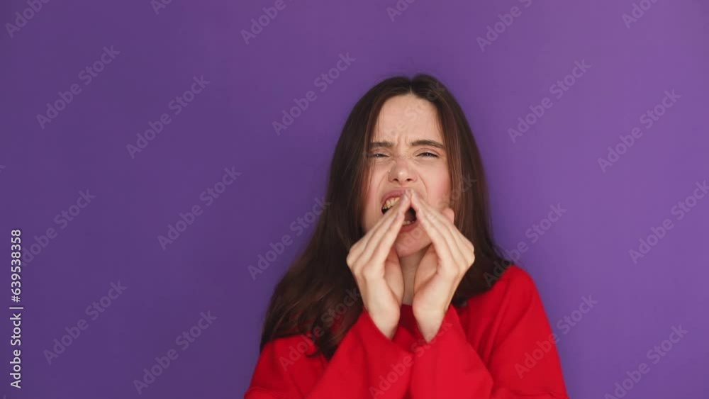 Vidéo Stock Portrait of angry yelling woman with wavy hair keeping ...