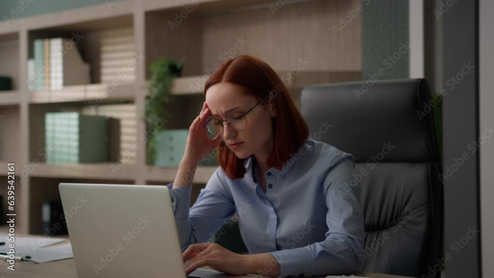 Vidéo Stock Tired fatigued Caucasian girl office woman business ...