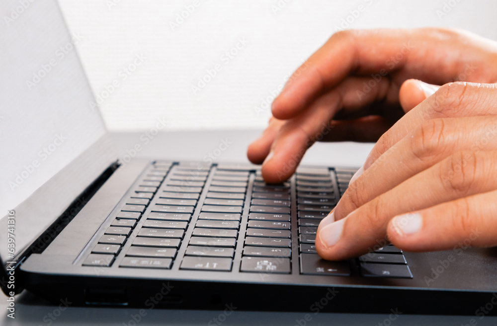 Aluno estudando a distância, trabalho em casa, escritório. Jovem usando ...