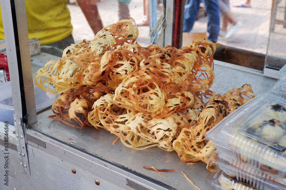 Foto de spider web cigar cookies, Indonesian street snack called "Kue ...