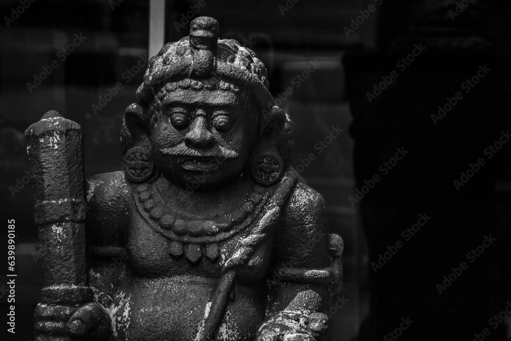 Foto de Dwarapala is traditional Javanese guardian statues holding a ...