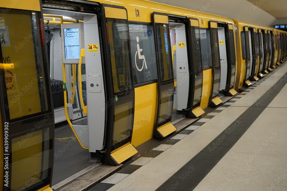BVG U-Bahn mit offenen Türen in Berlin am 26.08.2023 Stock Photo ...