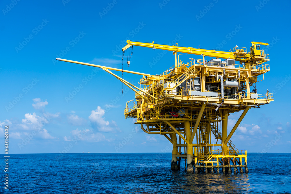 Offshore oil and gas wellhead remote platform which produced raw ...