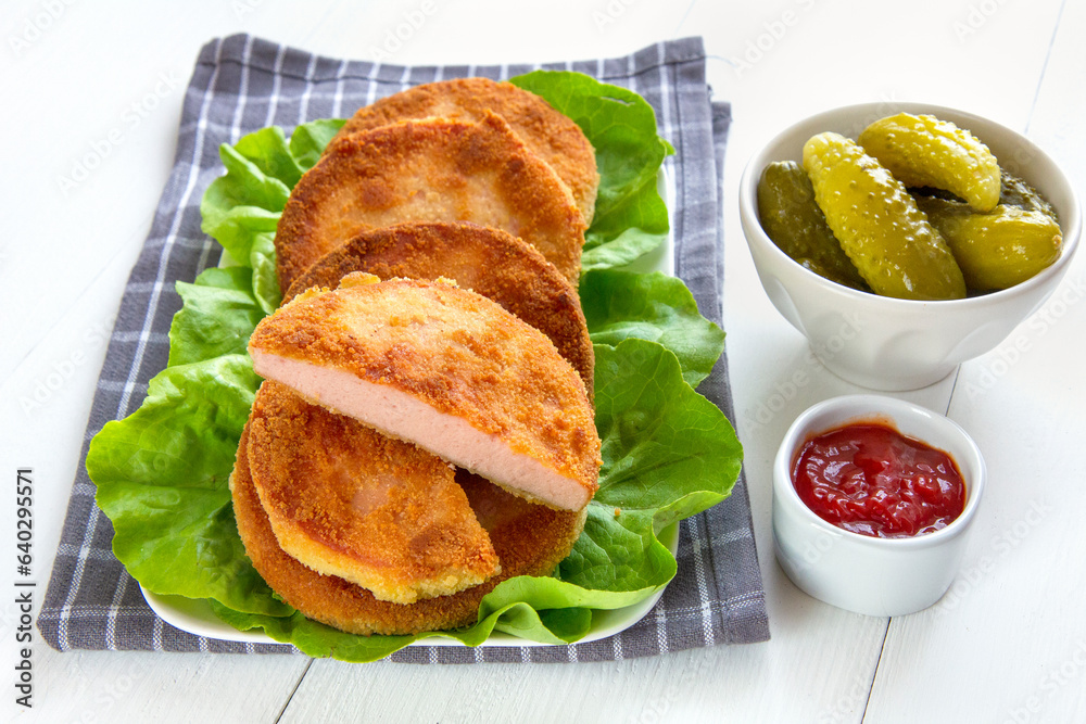 Kotlety z mortadeli - polska kultowa potrawa z czasów PRL-u Stock Photo ...