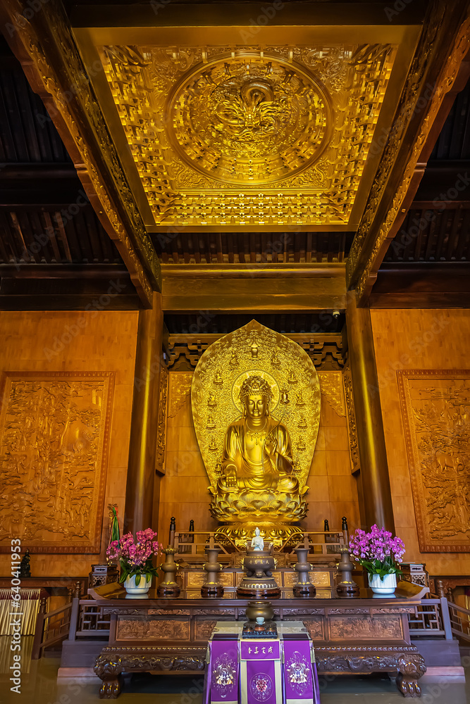 Foto de Interior of a pavilion at Giant Wild Goose Pagoda complex, a ...