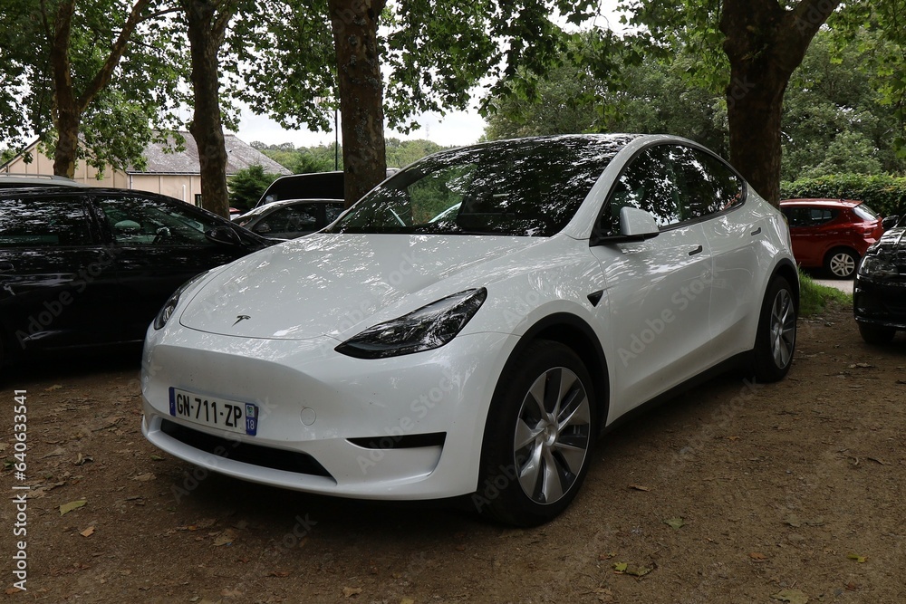 Voiture Tesla modèle Y blanche, village de Rochefort-en-Terre ...