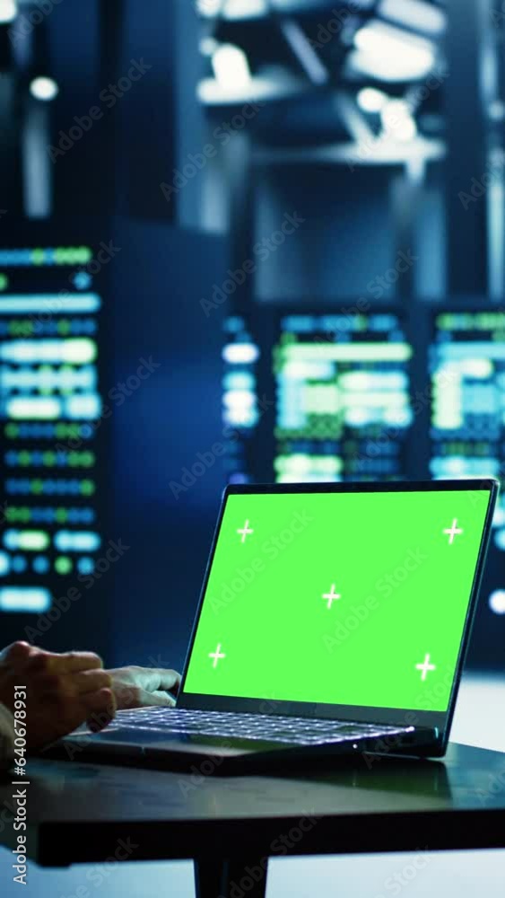 Vidéo Stock Vertical video Asian technician using mockup laptop to ... Vidéo Stock Vertical video Asian technician using mockup laptop to ...