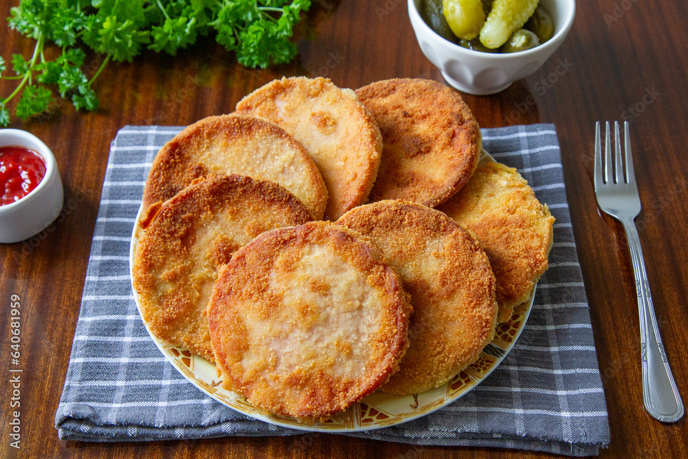 Kotlety z mortadeli - polska kultowa potrawa z czasów PRL-u Stock Photo ...