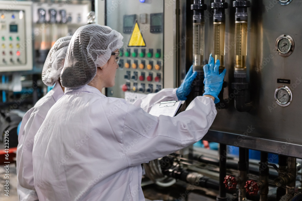 Foto de Female worker checking quality process of filtering cleanliness ...