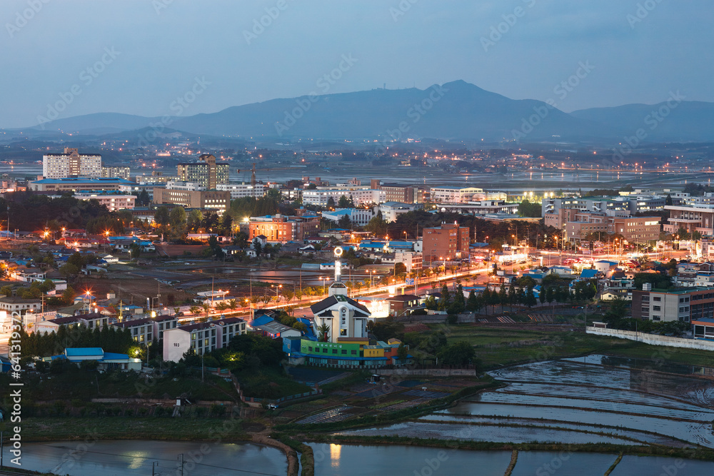 Foto de IKSAN, SOUTH KOREA: elevated night view of Wonkwang University ...