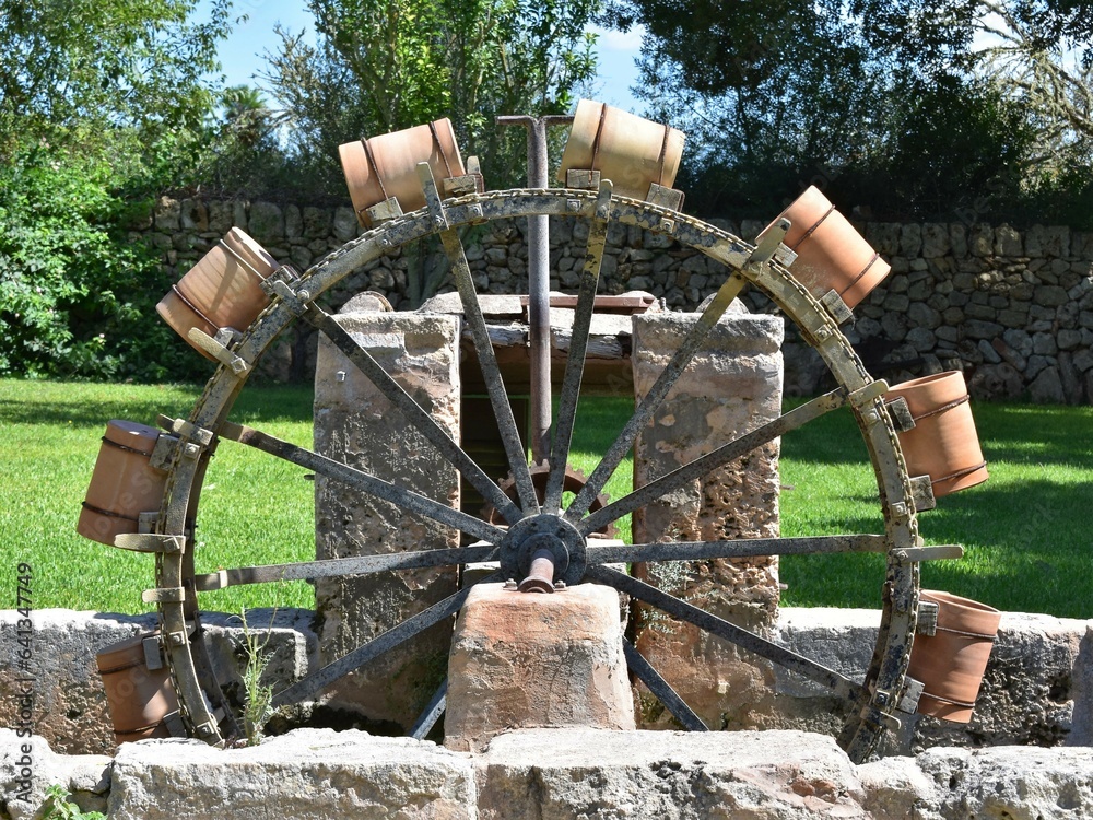 Noria hidráulica, invento para la extracción de agua de pozo. foto de ...