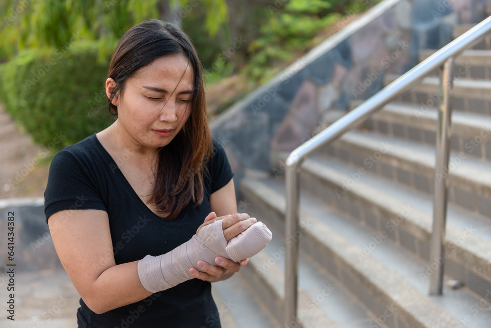 A beautiful Asian girl broke her arm and splinted,Woman accidentally ...