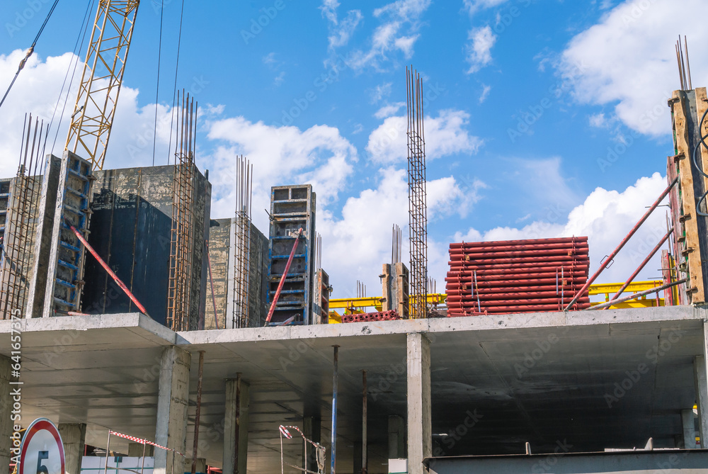 Foto de The foundation on reinforced concrete piles and the frame ...