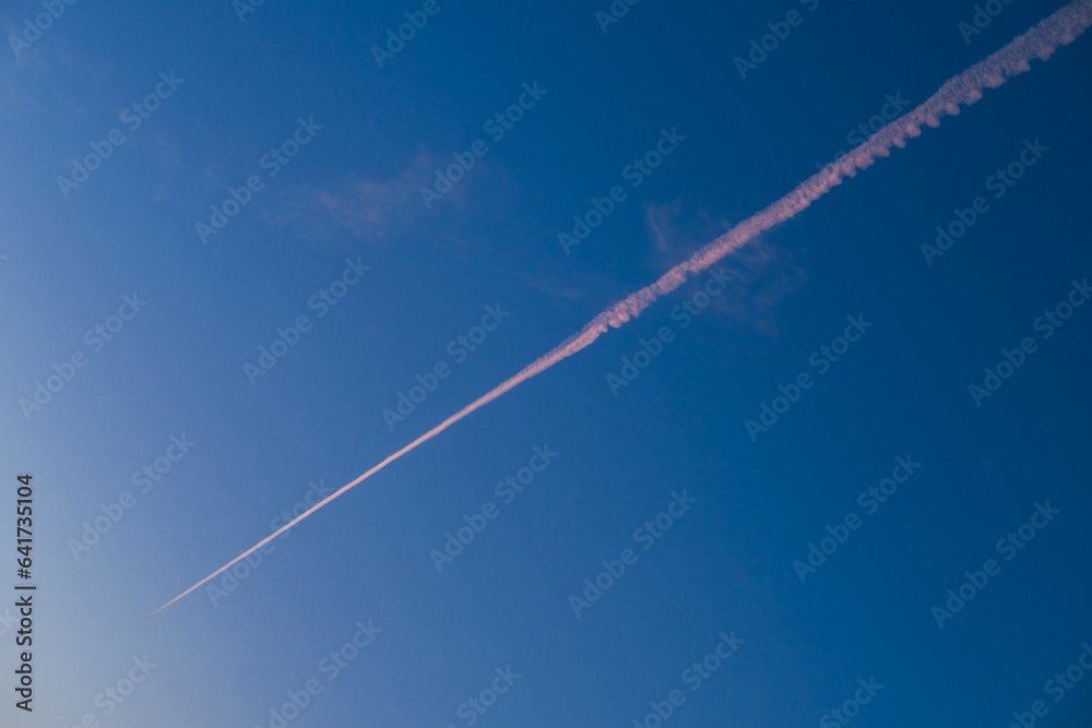 Foto de airplane in the sky, contrails in the sky, Contrails or vapor ...
