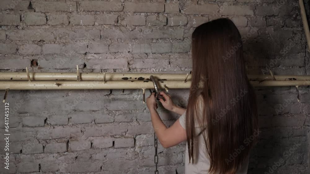 Vidéo Stock A young girl with long hair with handcuffs is being tested ...