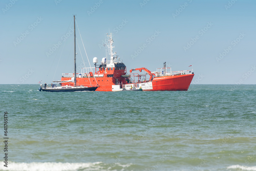 Navire de sauvetage en mer des migrants en mer du Nord près de ...